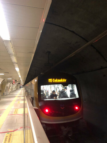Üsküdar (İstanbul, Üsküdar, Harem Sahil Yolu Cad.), metro istasyonu  İstanbul'dan