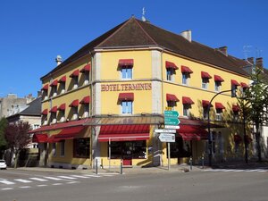 Hotel Terminus - Pizzeria Pizz'A Gogo (Bourgogne-Franche-Comté, Jura, Arrondissement de Lons-le-Saunier, Salins-les-Bains, Avenue Aristide Briand, 38), otel  Lons‑le‑Saunier'den