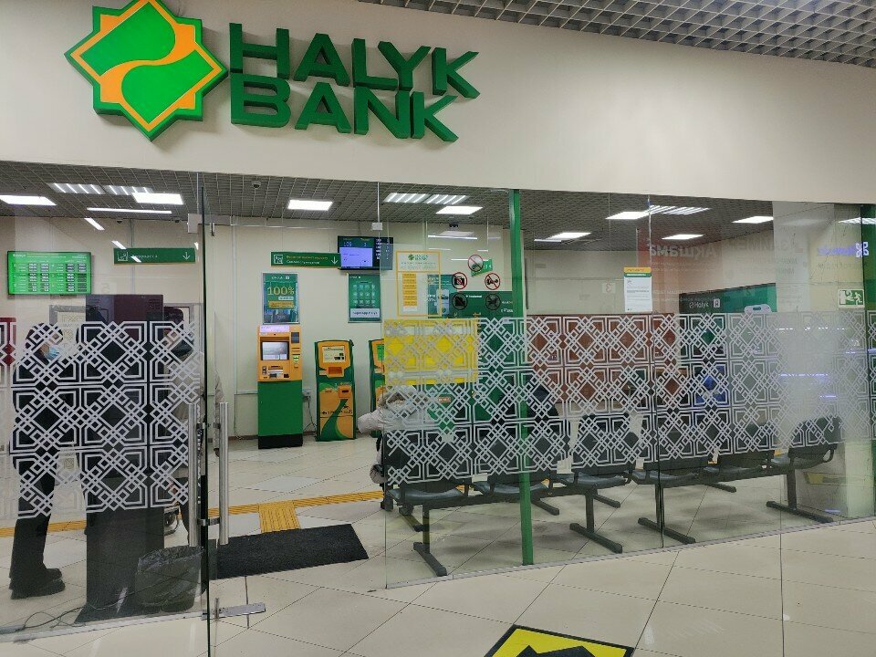 Banka kartı verme terminali Halyk Bank, Almatı, foto