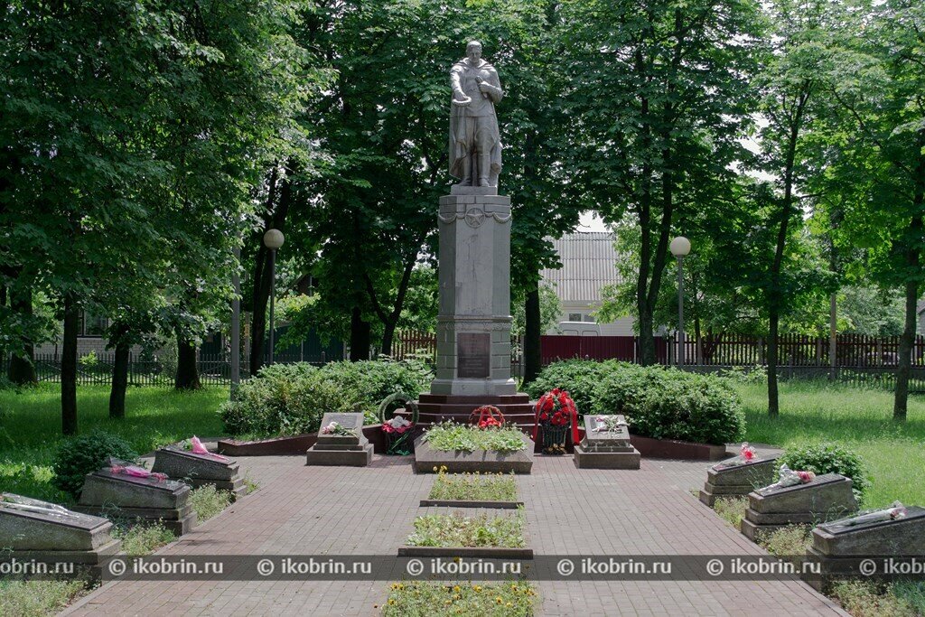 Anıt, heykel Братская могила советских воинов, Brestskaya oblastı, foto