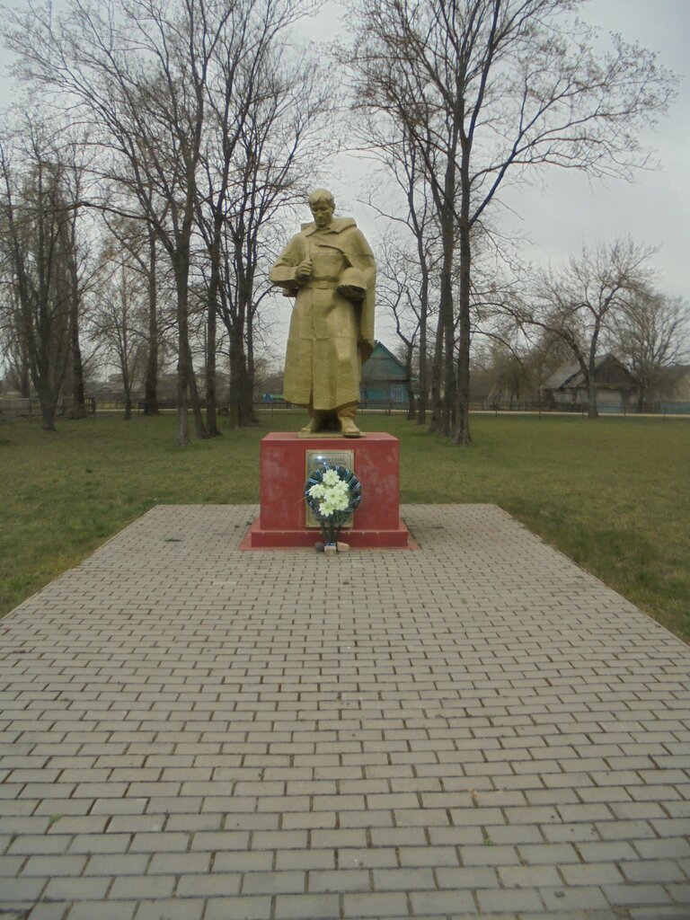 Anıt, heykel Односельчанам, погибшим от рук фашистских захватчиков в 1941 - 1945 годах, Brestskaya oblastı, foto