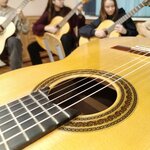 Уроки гитары (Polyarnikov Street No:11), müzik okulları ve konservatuarlar  Saint‑Petersburg'dan
