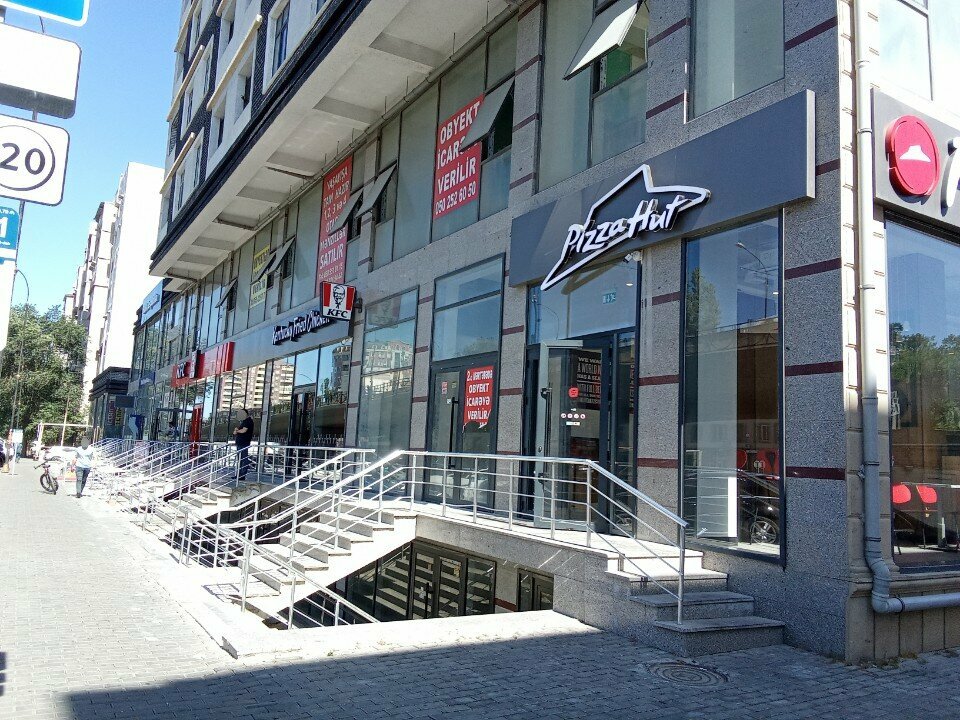 Pizzacılar PizzaHut, Bakü, foto