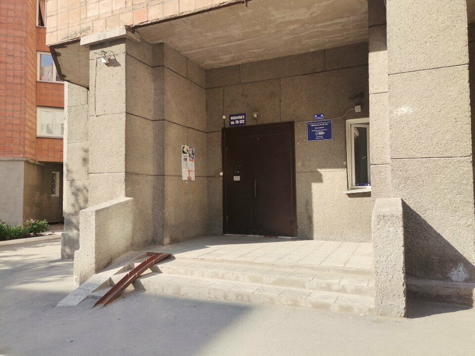 Bina, site yönetimi TSZh Shevchenko 31, 33, 35, Novosibirsk, foto