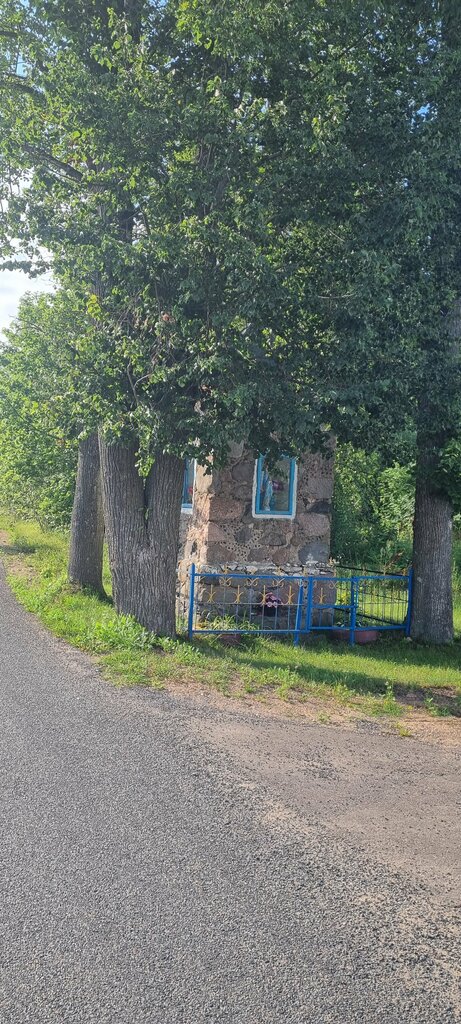 Şapel, haç anıtı Католическая придорожная часовня, Grodnenskaya oblastı, foto