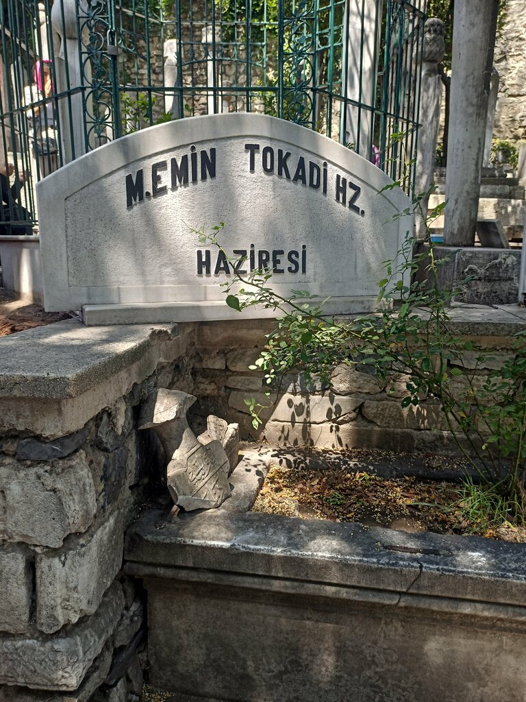 Turistik yerler Mehmet Emin Tokadi HZ Türbesi, İstanbul, foto