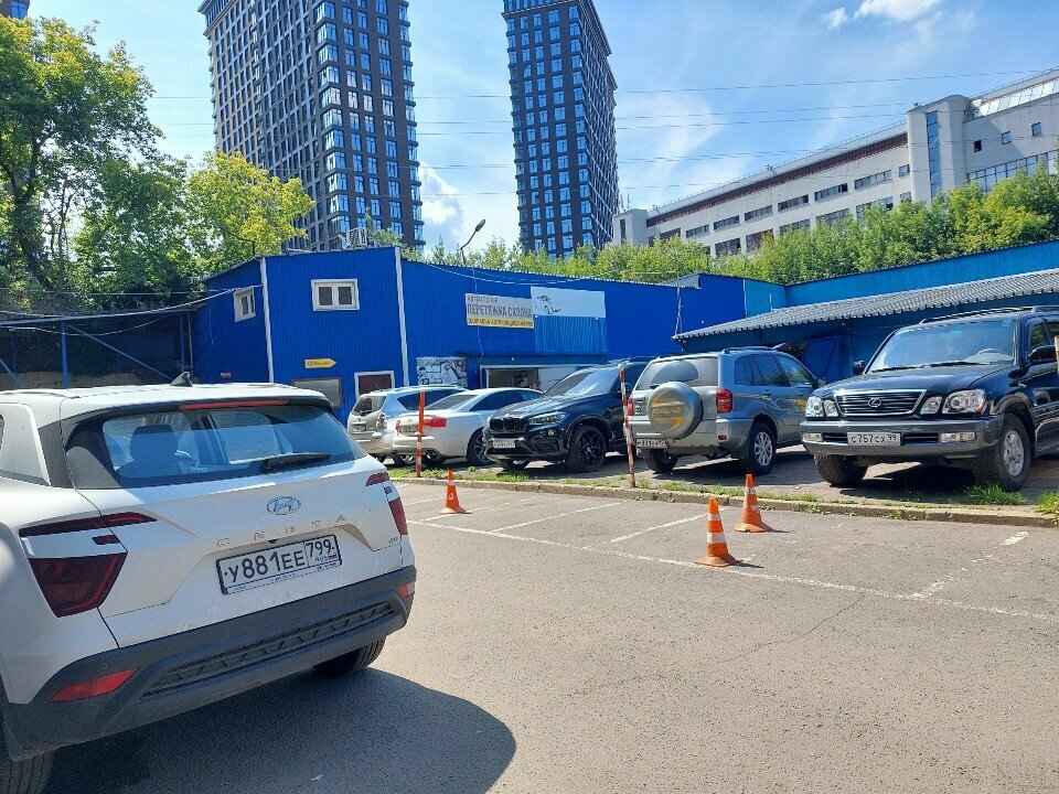 Araba klimalarının yakıt ikmali Peretyazhka salona i zapravka avtokondicionerov, Moskova, foto