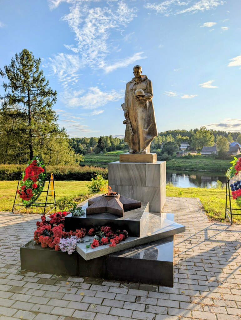 Anıt, heykel Братская могила советских воинов, погибших в годы Великой Отечественной войны, Novgorodskaya oblastı, foto