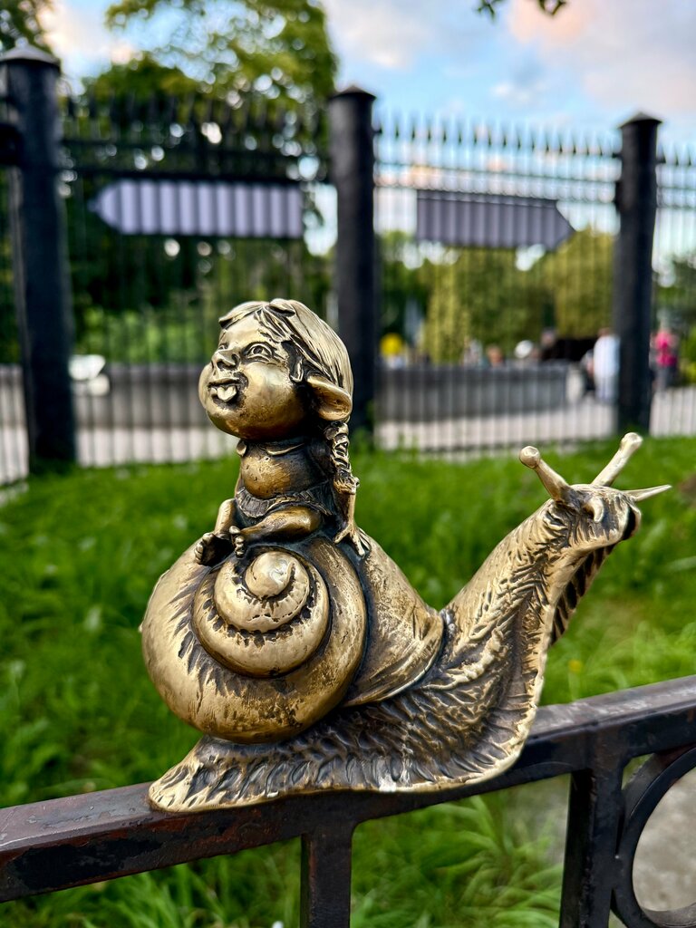 Park, sokak heykeli Homlin Riding a Snail, Kaliningrad, foto