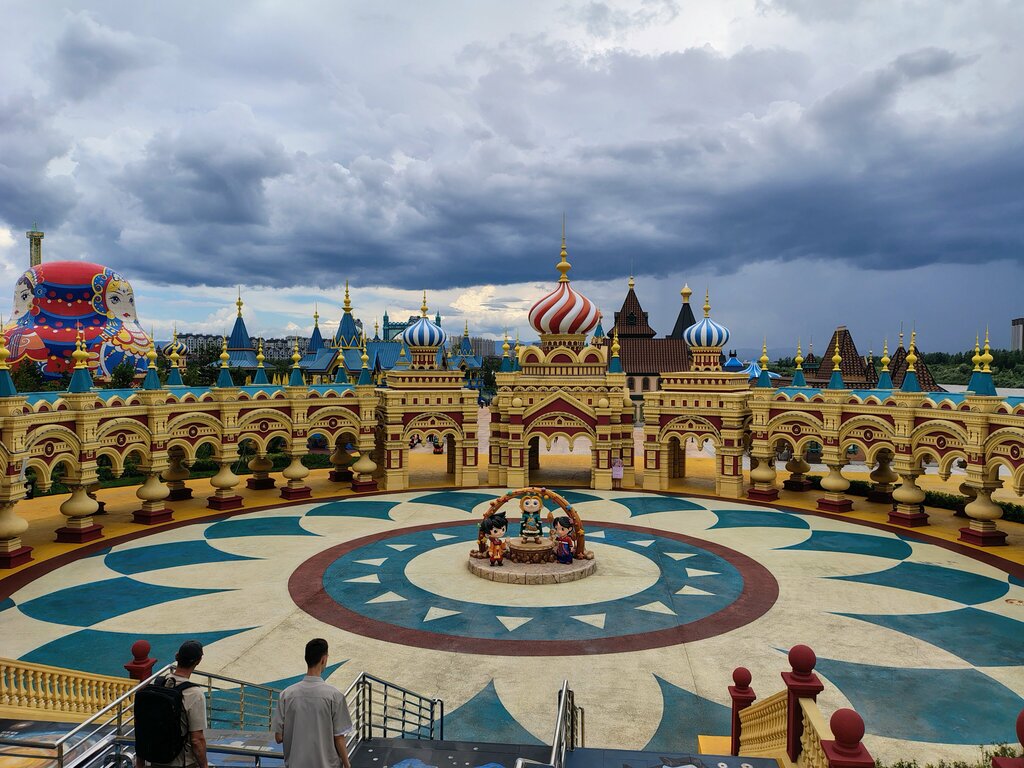 Kültür ve eğlence parkları Yanji Dinosaur Kingdom, Jilin, foto
