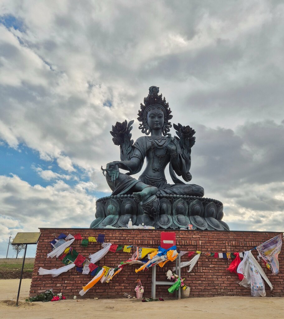 Park, sokak heykeli Богиня Зеленая Тара, Elista, foto