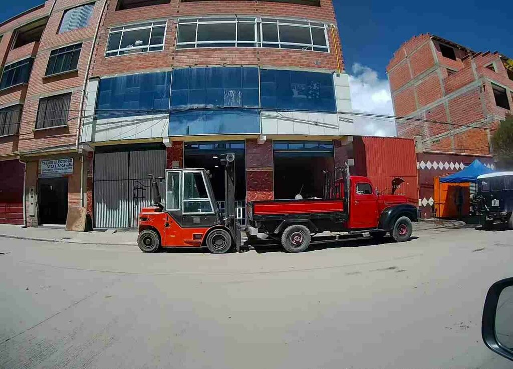 Oto döşeme Electric Workshop Volvo, El Alto, foto