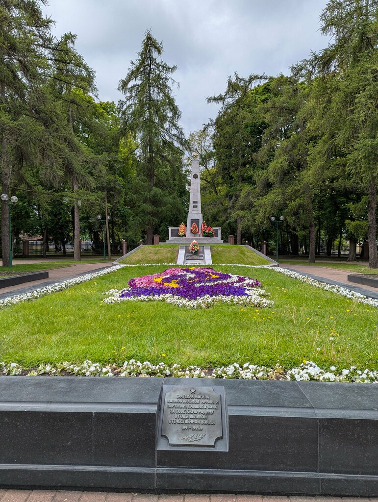 Anıt, heykel Bratskaya Mogila Sovetskikh Voinov, Brest, foto