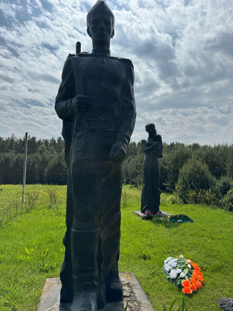 Anıt, heykel Обелиск деревня Околово, Minskaya oblastı, foto