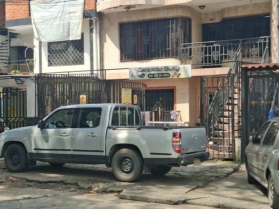 Ayakkabı mağazaları Guty, Cali, foto