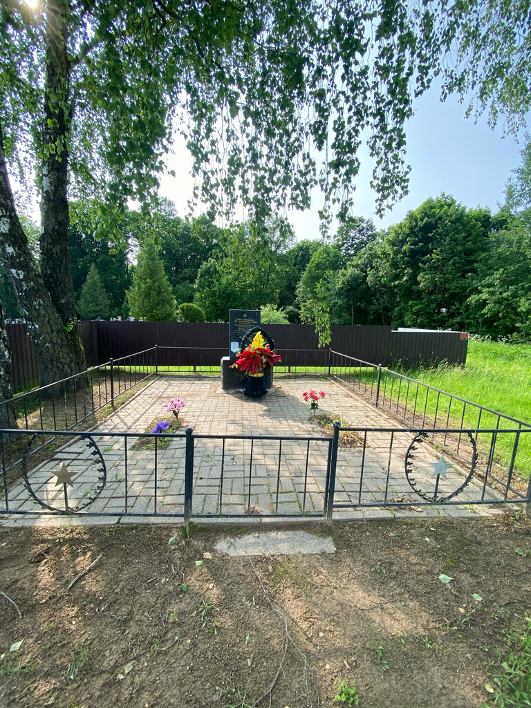 Anıt, heykel Братская могила советских воинов, Minskaya oblastı, foto