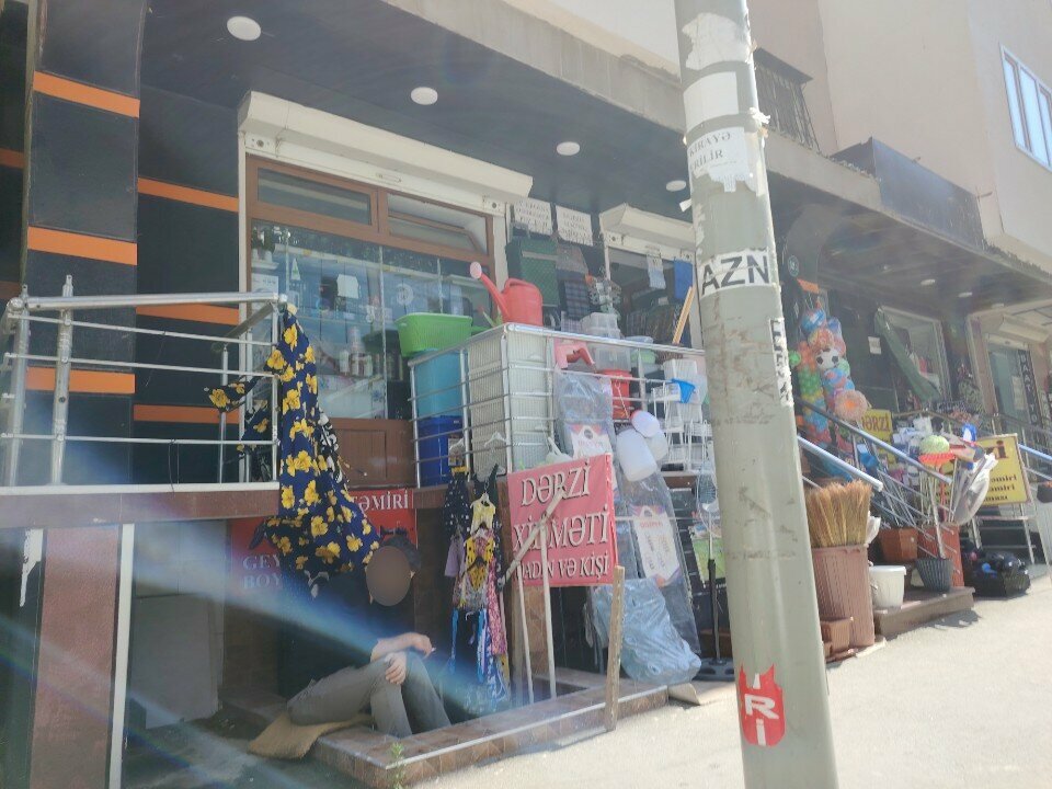 Kıyafet tamiri Dərzi, Bakü, foto