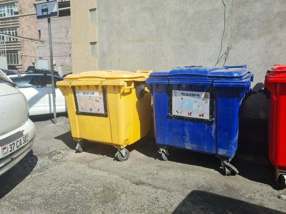Ayrı çöp toplama noktası Waste sorting point, Erivan, foto