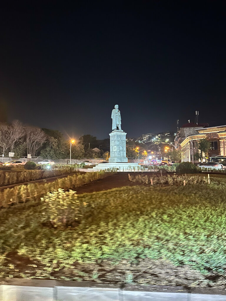 Anıt, heykel Monument of Khachatur Abovyan, Erivan, foto