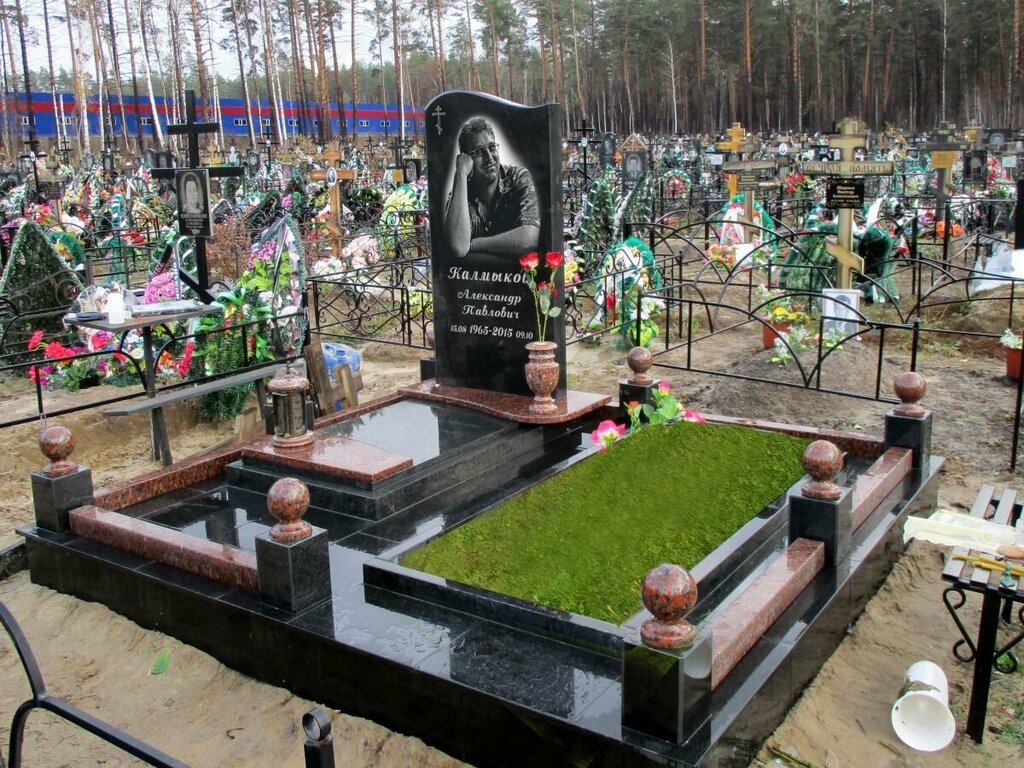 Heykel ve mezarlık taşı üreticileri Granitnoe delo, Penza, foto