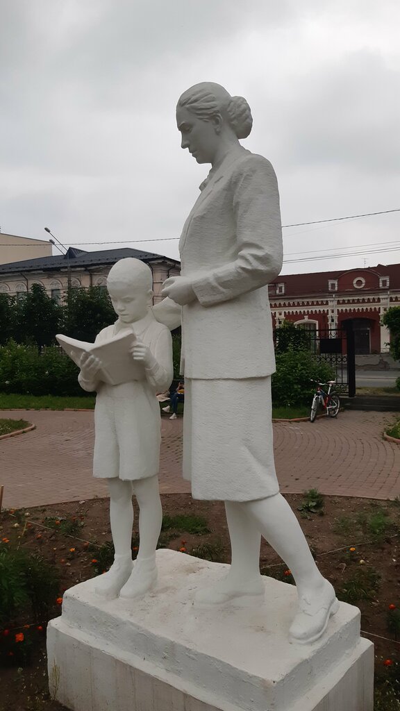 Park, sokak heykeli Школьница, Nijni Tagil, foto