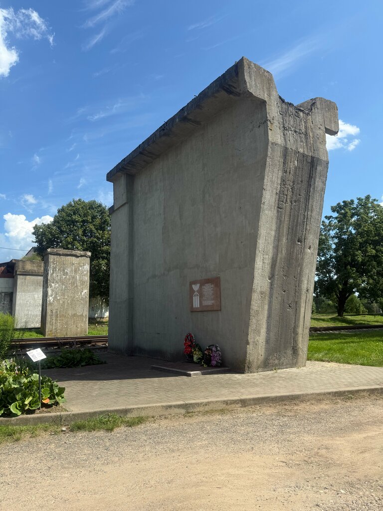 Anıt levhası, anıt taş Жертвам нацизма, Baranavichy, foto