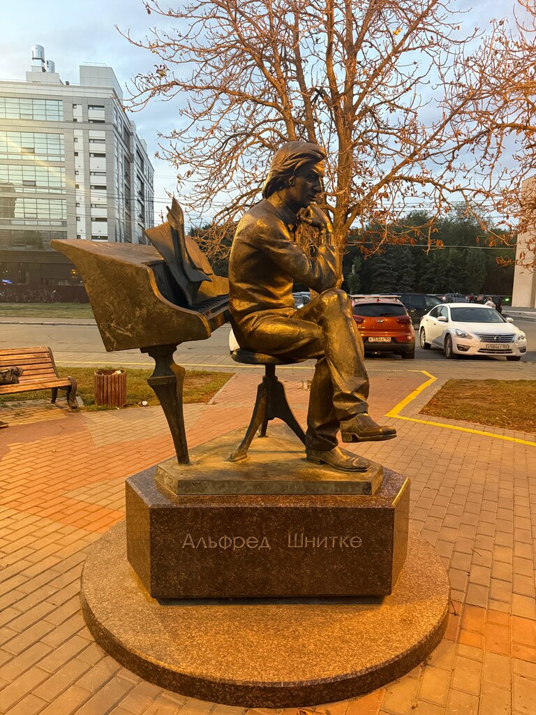 Meydan Сквер Альфреда Шнитке, Engels, foto