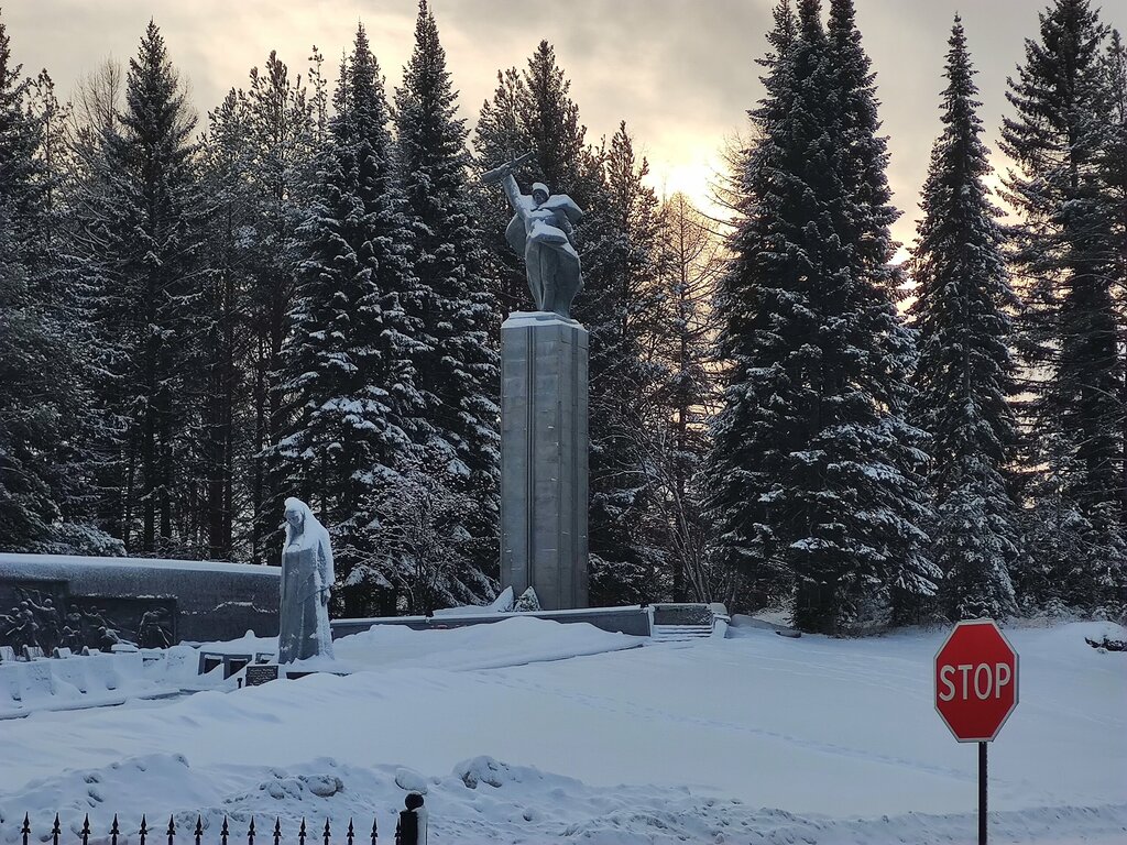 Anıt, heykel Монумент Плачущая мать, Nijniaya Tura, foto