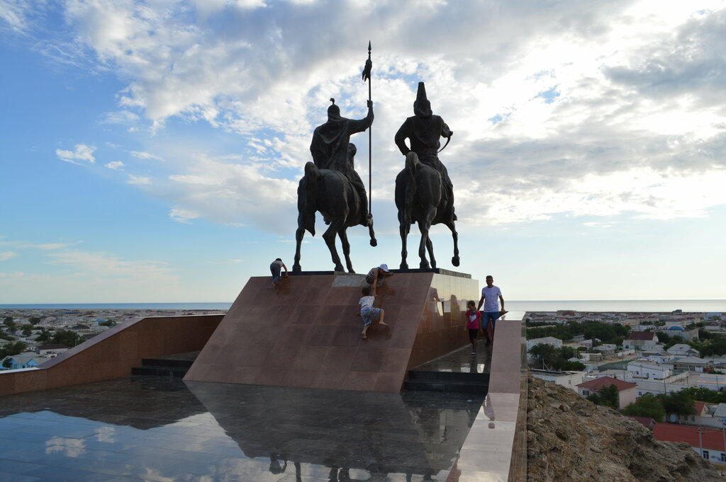 Anıt, heykel Isa-Dosan, Fort Şevçenko, foto