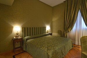Grand Hotel Vesuvio (Via Partenope No:45, Naples), otel  Napoli'den