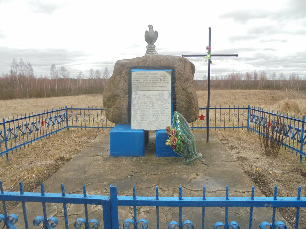 Anıt, heykel Братская могила, Brestskaya oblastı, foto