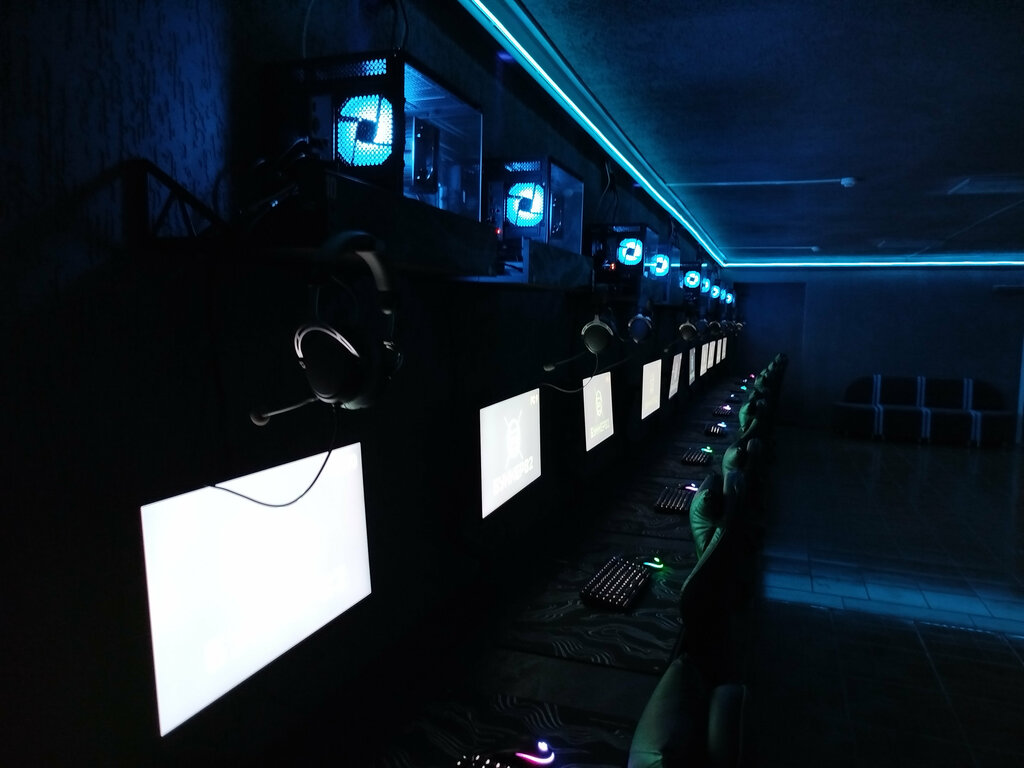 Bilgisayar kulübü Bunker82, Aluşta, foto