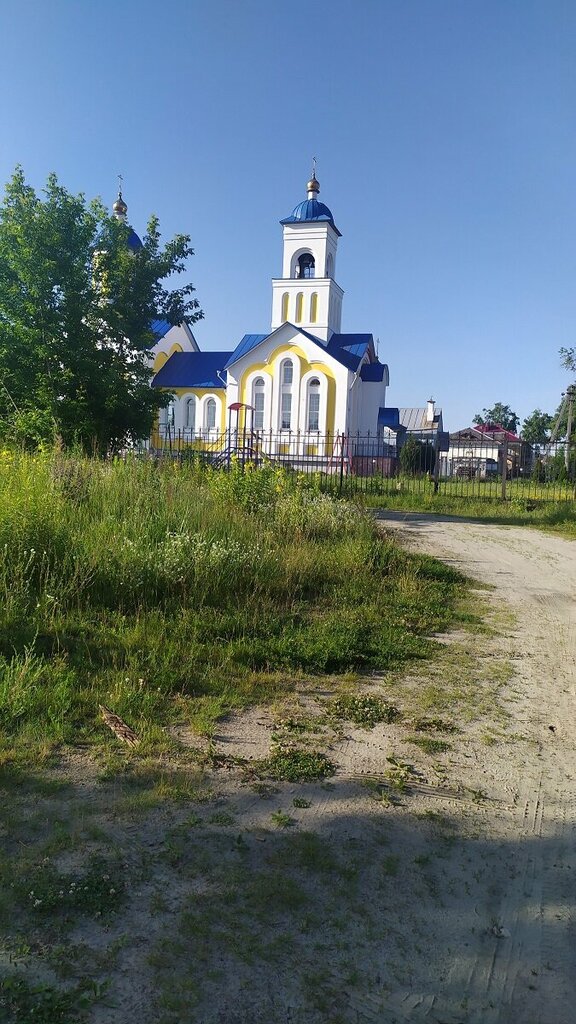 Şapel, haç anıtı Ikony Bozhiey Materi Troeruchitsa v Belykh Beregakh Church-chapel, Briansk, foto