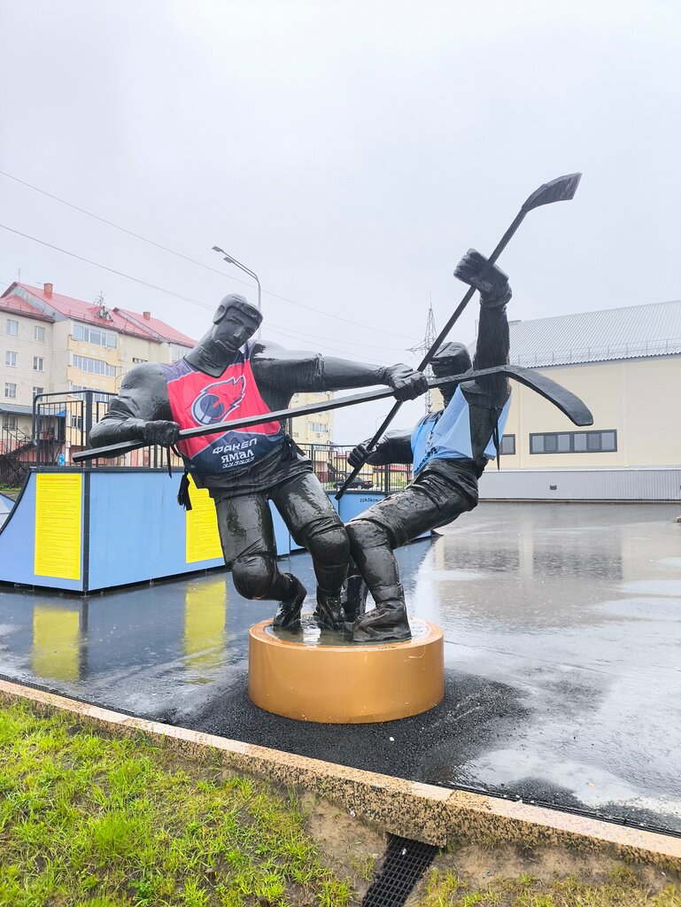 Park, sokak heykeli Хоккеисты, Salehard, foto