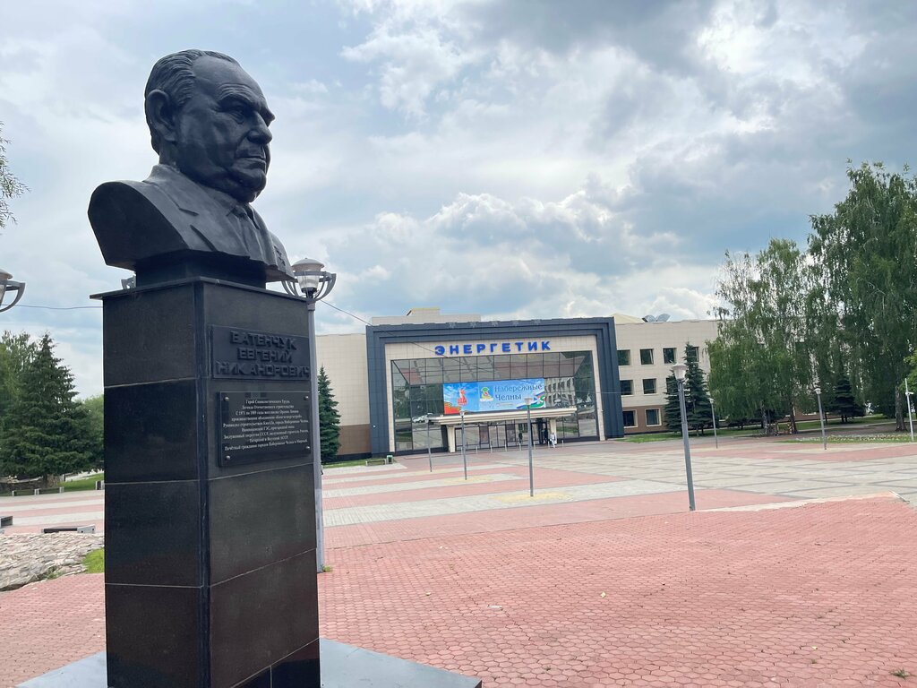 Anıt, heykel Е.Н. Батенчук, Naberejniye Çelny (Yar Çallı), foto