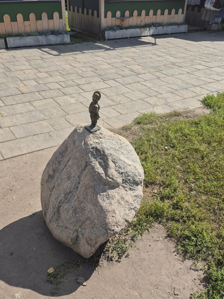 Park, sokak heykeli Девушка с кошкой, Suzdal, foto