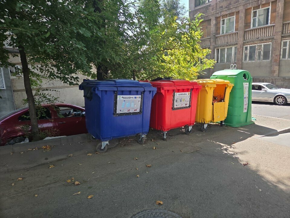 Ayrı çöp toplama noktası Waste sorting point, Erivan, foto