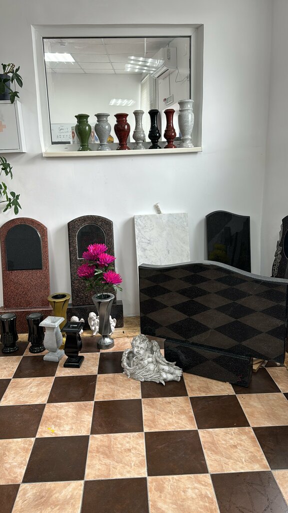 Heykel ve mezarlık taşı üreticileri Mineev Grupp, Simferopol (Akmescit), foto