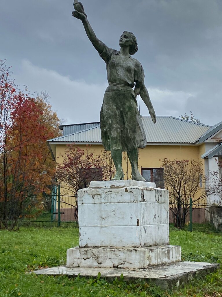 Park, sokak heykeli Девушка с голубем, Bakal, foto