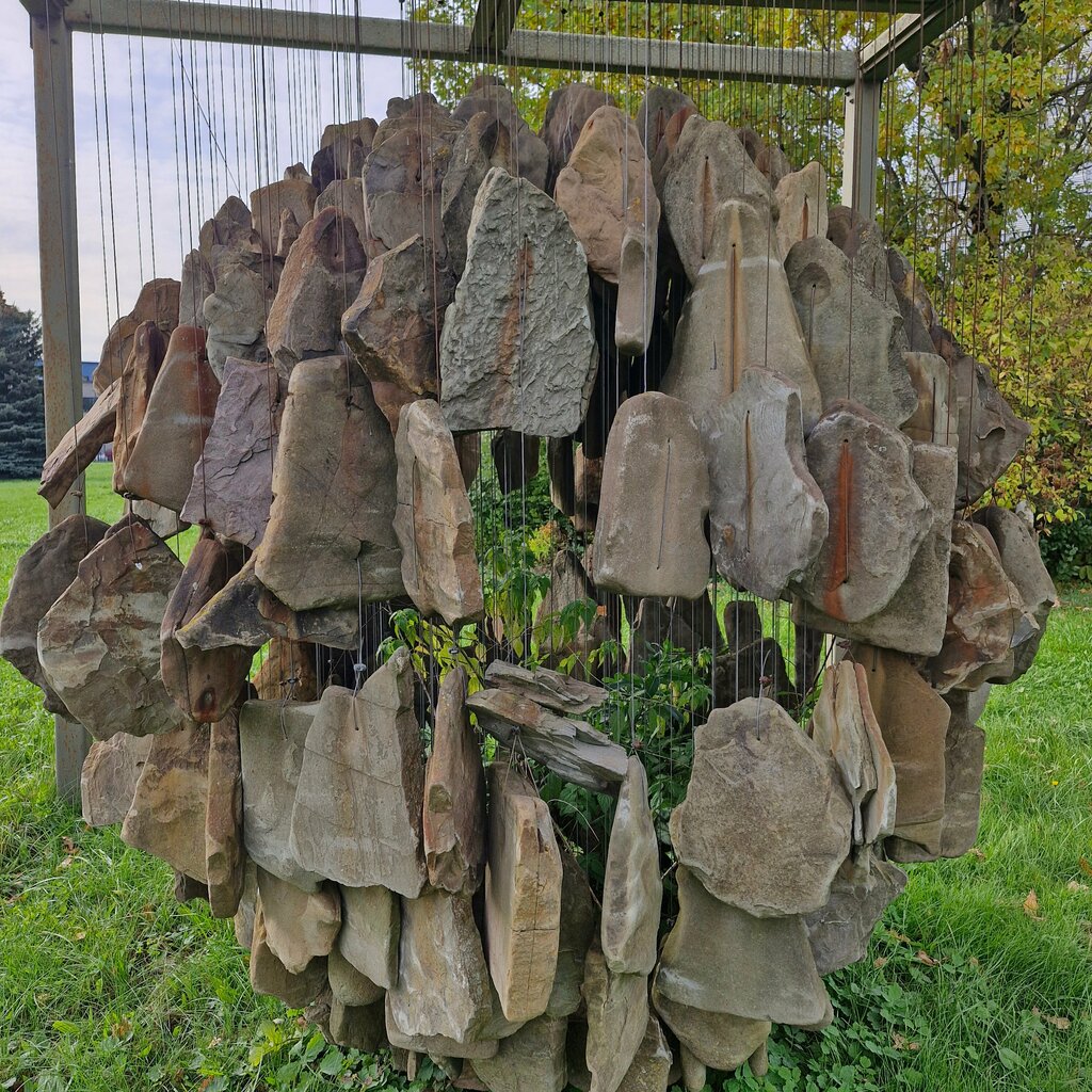 Dekorasyon ve süsleme, onur panosu Шар из подвешенных камней, Zelenograd, foto