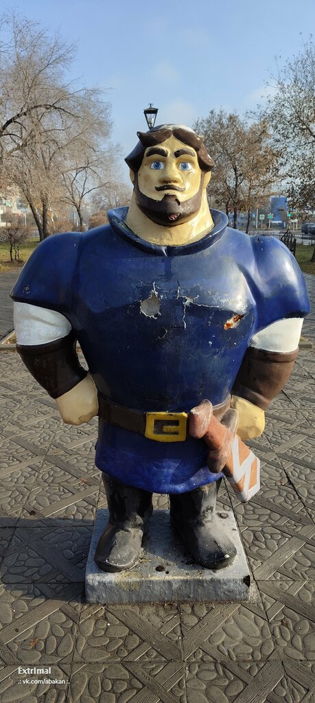 Park, sokak heykeli Илья Муромец, Çernogorsk, foto