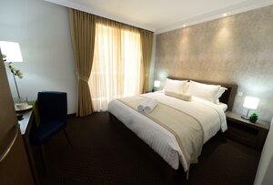Alexander Square Boutique Hotel (улица Никола Вапцаров No:13), otel  Skopje'den