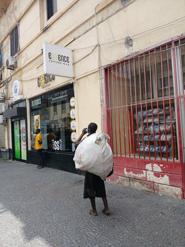 Kozmetik ve parfümeri firmaları Essence, Loanda, foto