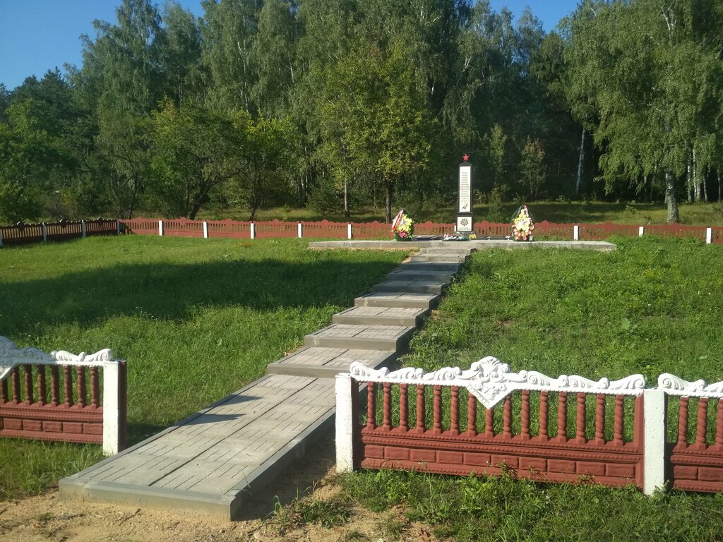 Anıt, heykel Братская могила, Brestskaya oblastı, foto