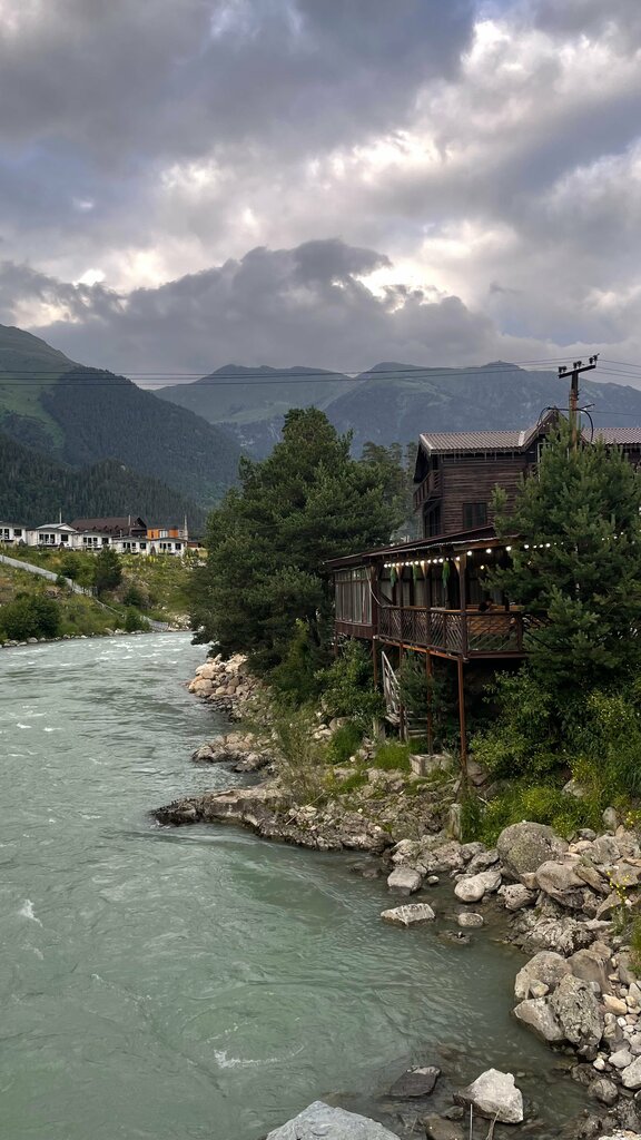 Kafe У реки, Karaçay‑Çerkez Cumhuriyeti, foto