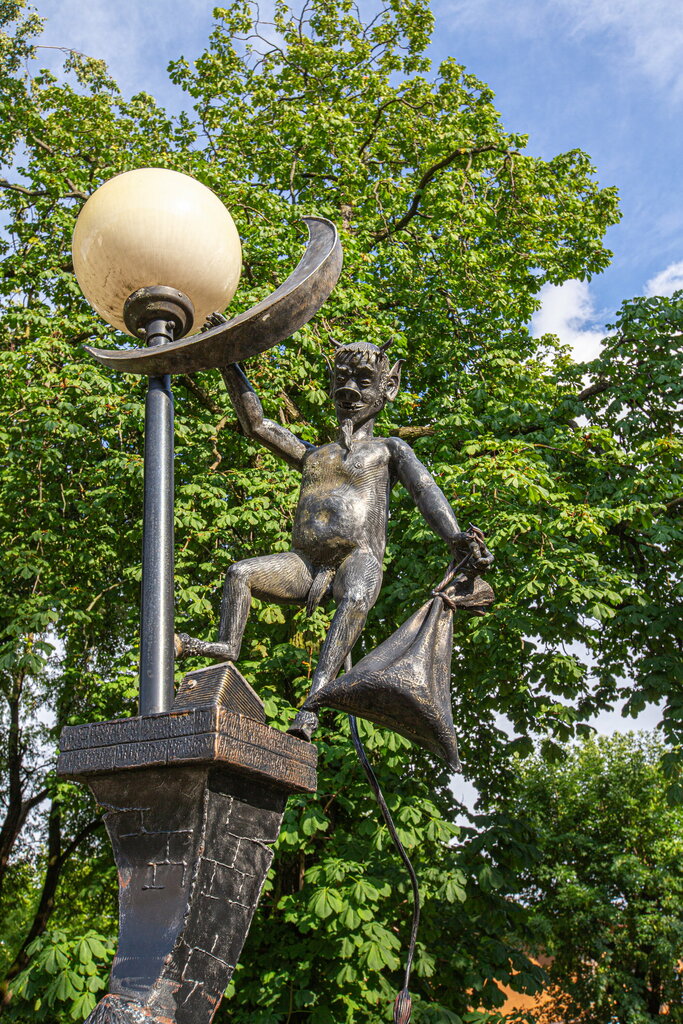 Park, sokak heykeli Чёрт крадёт месяц, Brest, foto