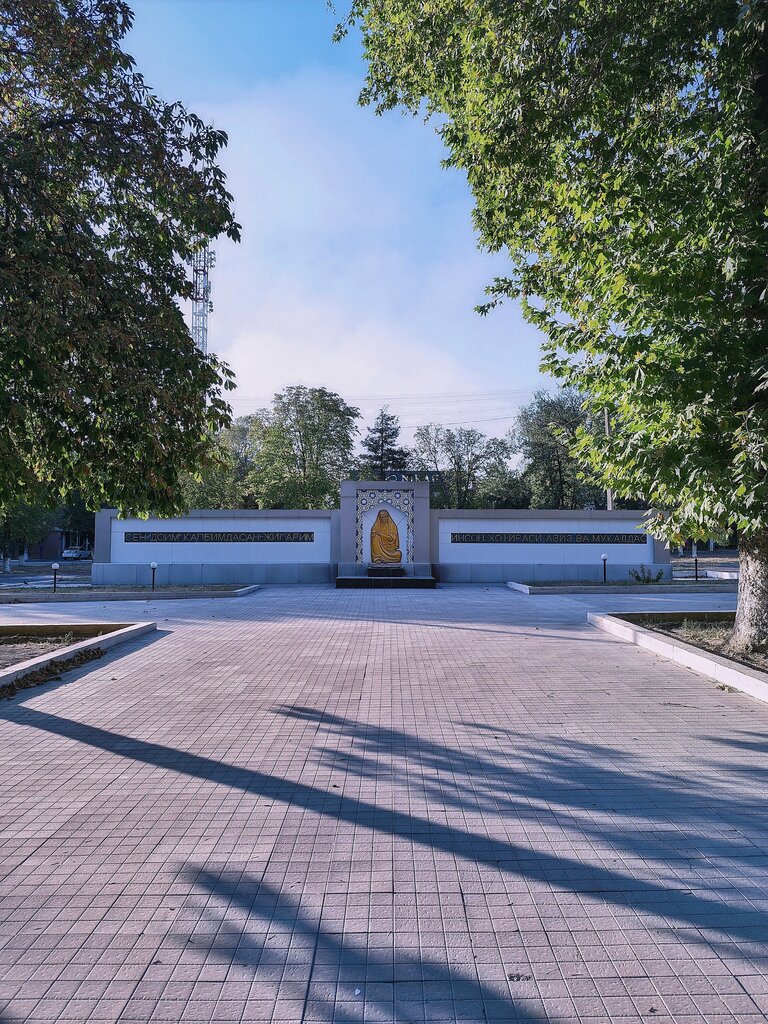 Anıt, heykel Mourning Mother, Angren, foto