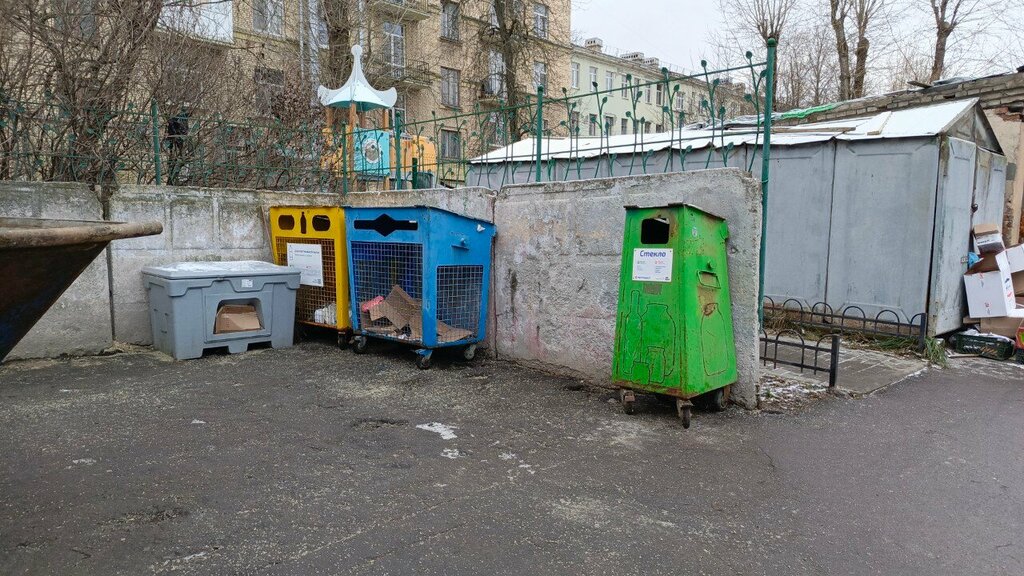 Ayrı çöp toplama noktası Петро-васт, Saint‑Petersburg, foto