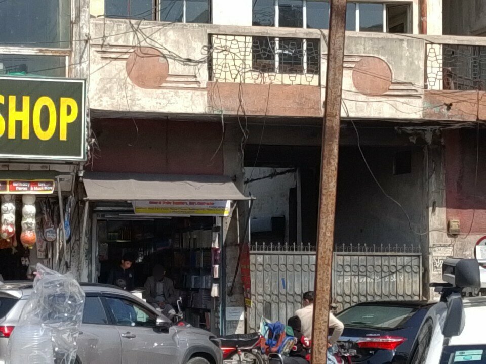 Kozmetik ve parfümeri mağazaları Saqis cosmetics and garments, Rawalpindi, foto