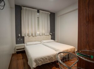 Hotel Lluna (Comunidad Autònoma de Cataluña, provincia de Barcelona, Calle Dret), otel  Valensiya'dan